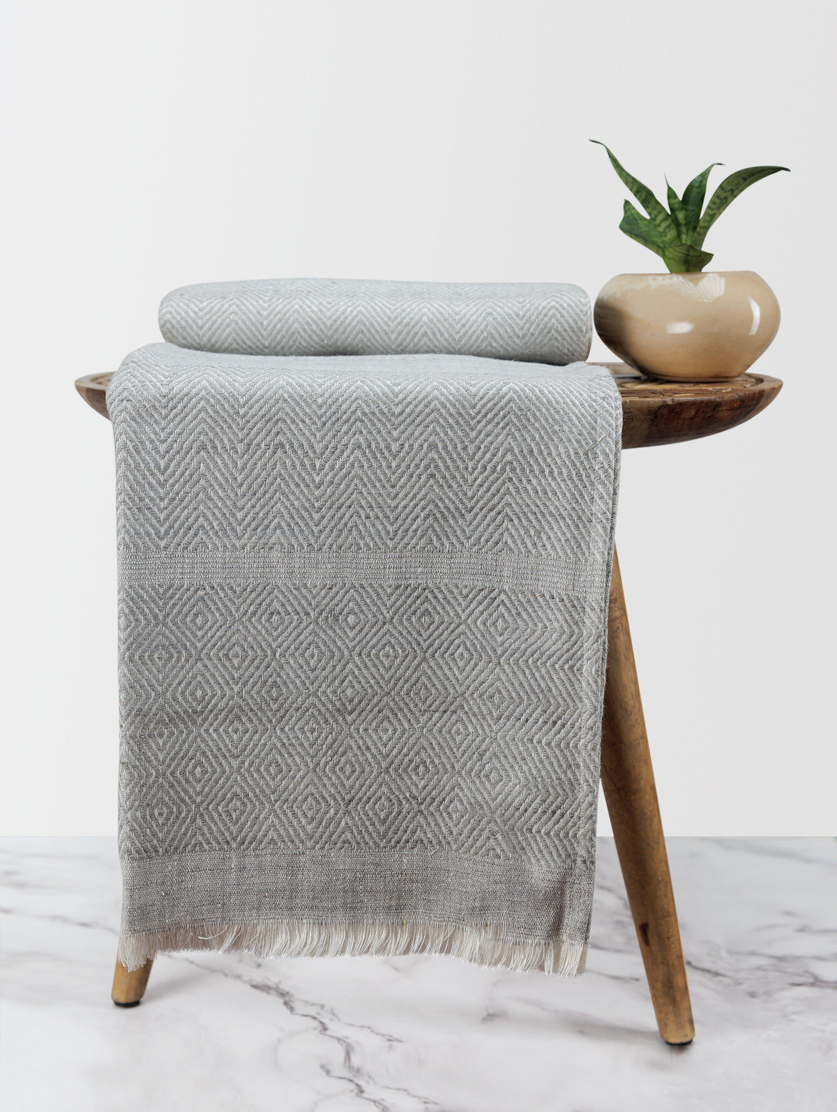 FERDAUS BAHAAR GREY THROW – Mirooh