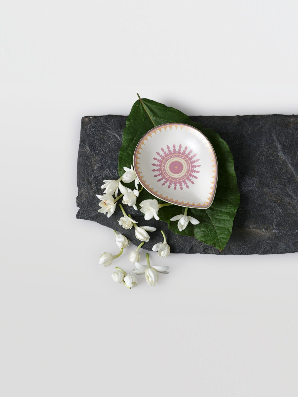 Shop Bel Buta Lilac Diya Set | Intricately Designed Clay Diyas – Mirooh